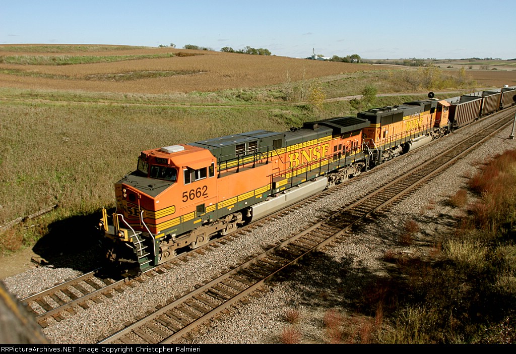 BNSF 5662 and BNSF 9952